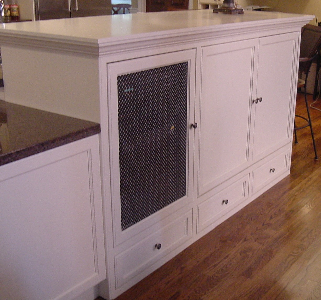 Cabinet door with mesh insert – VESTABUL SCHOOL OF DESIGN